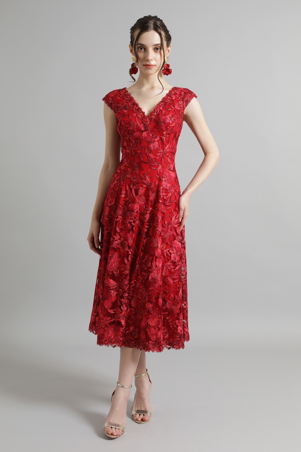 レッド Vネック フローラル刺繍ミモレ丈ドレス｜TADASHI SHOJI（タダシ ショージ）公式オンラインショップ