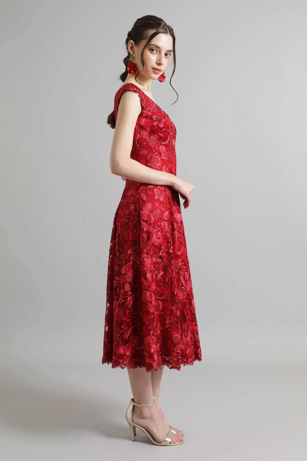 レッド Vネック フローラル刺繍ミモレ丈ドレス｜TADASHI SHOJI（タダシ ショージ）公式オンラインショップ