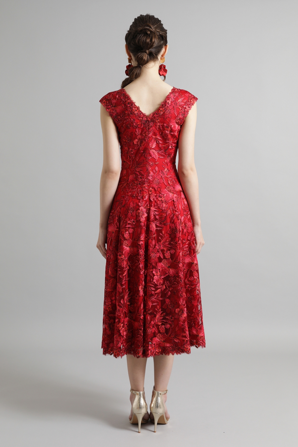 レッド Vネック フローラル刺繍ミモレ丈ドレス｜TADASHI SHOJI（タダシ ショージ）公式オンラインショップ