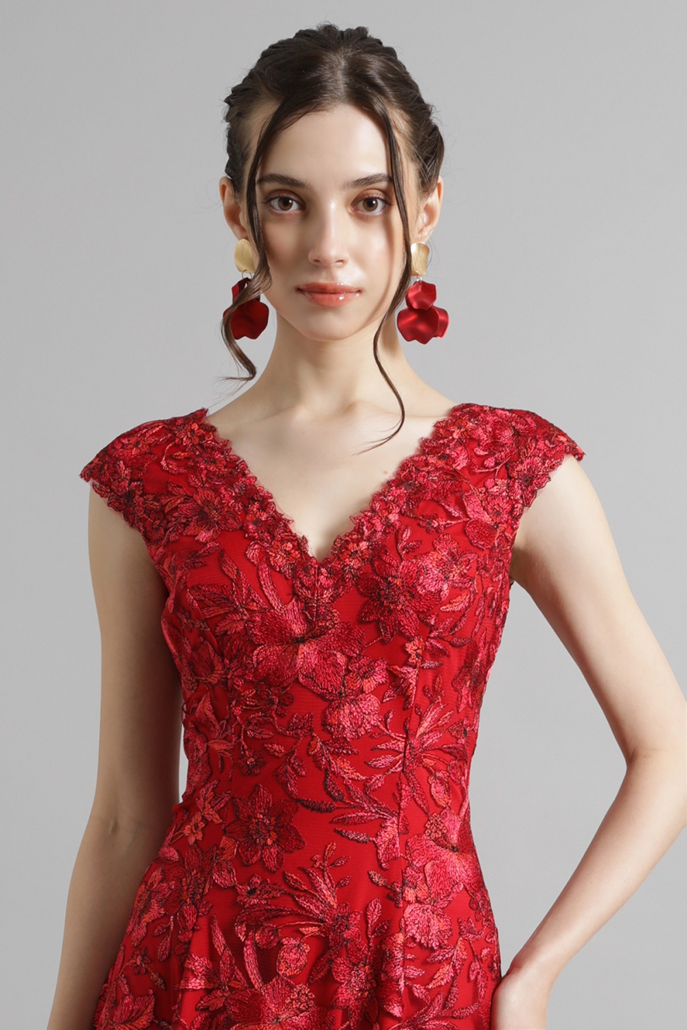 レッド Vネック フローラル刺繍ミモレ丈ドレス｜TADASHI SHOJI（タダシ ショージ）公式オンラインショップ