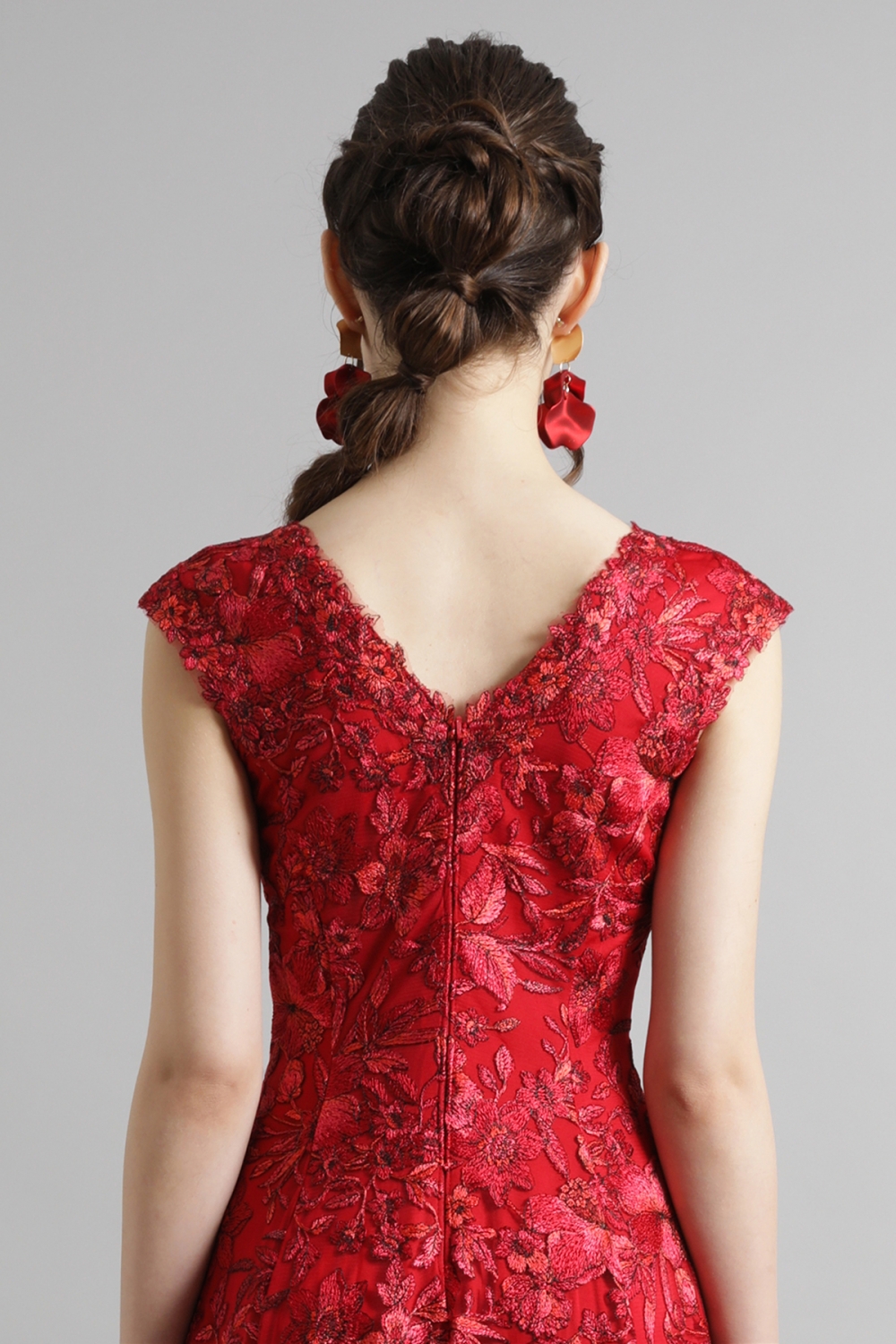 レッド Vネック フローラル刺繍ミモレ丈ドレス｜TADASHI SHOJI（タダシ ショージ）公式オンラインショップ